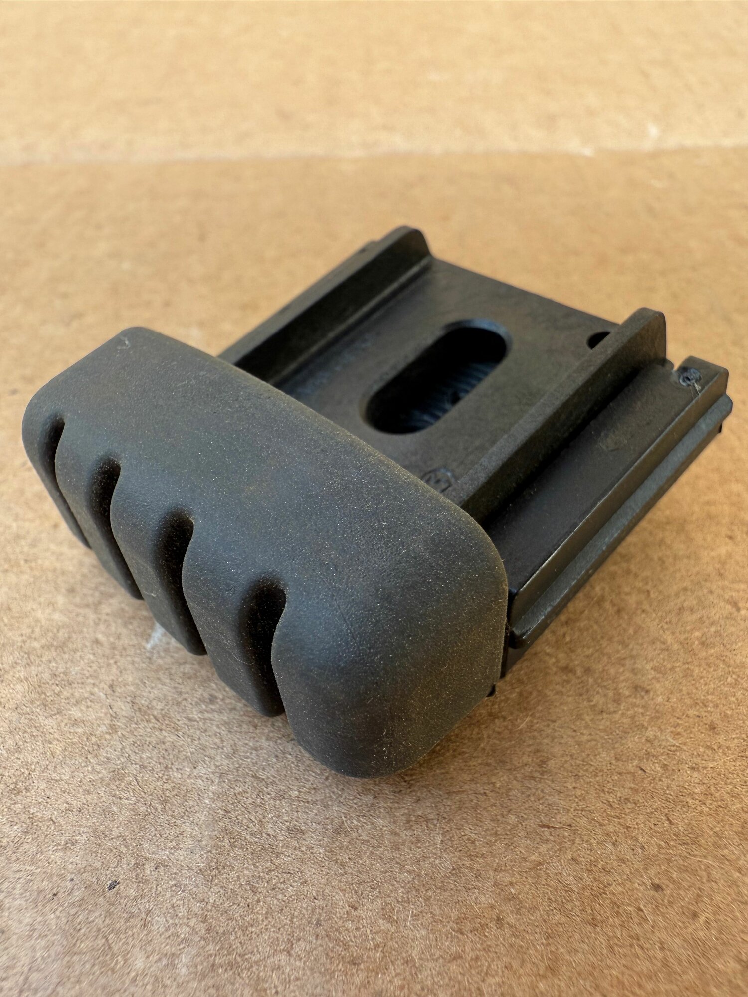 Упор регулируемый VAG оригинал новый 5E9827499B, отбойник двери, ограничитель крышки багажника, задний