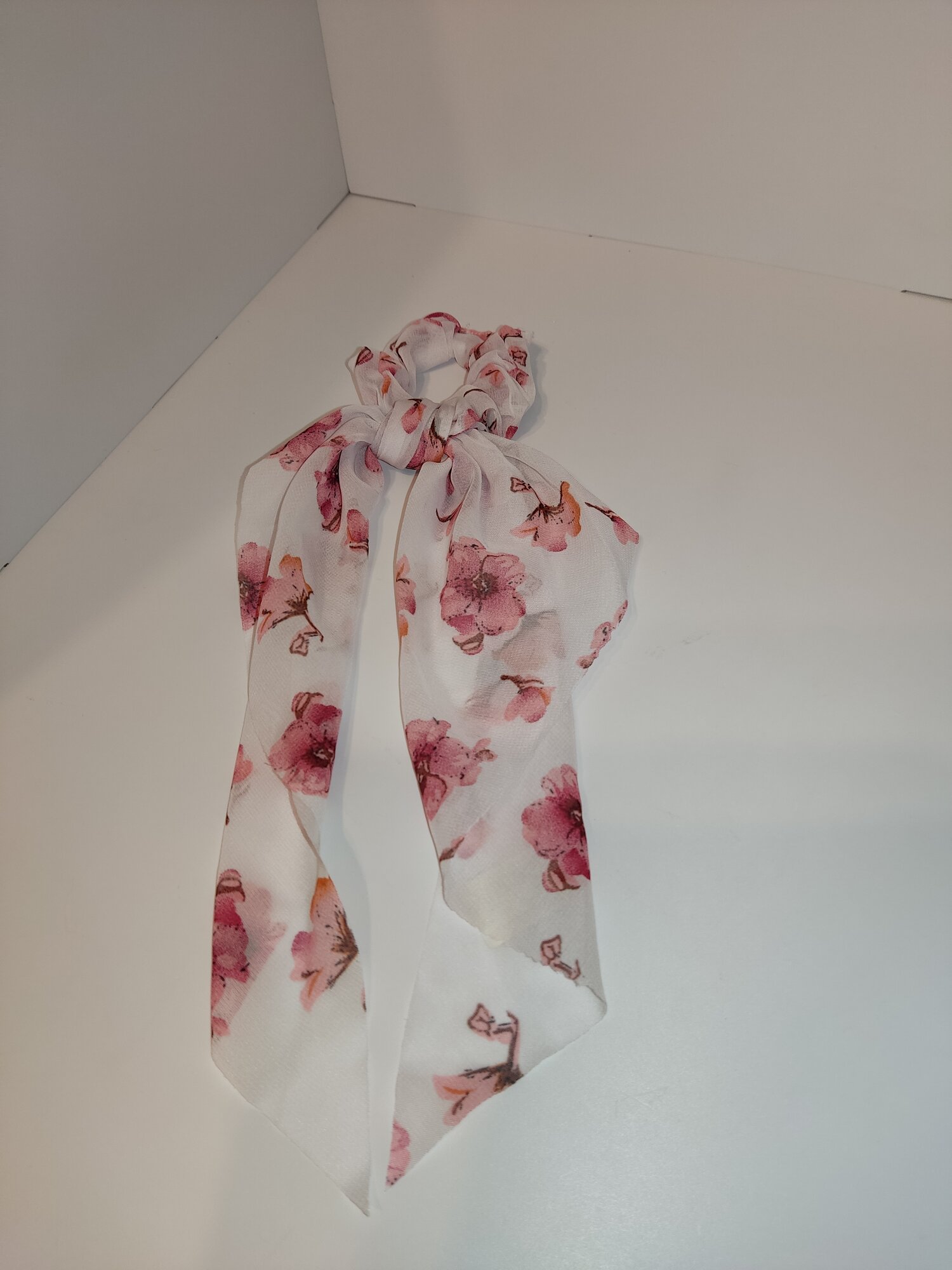 Резинка для волос шелковая с платком белая с розовыми цветами