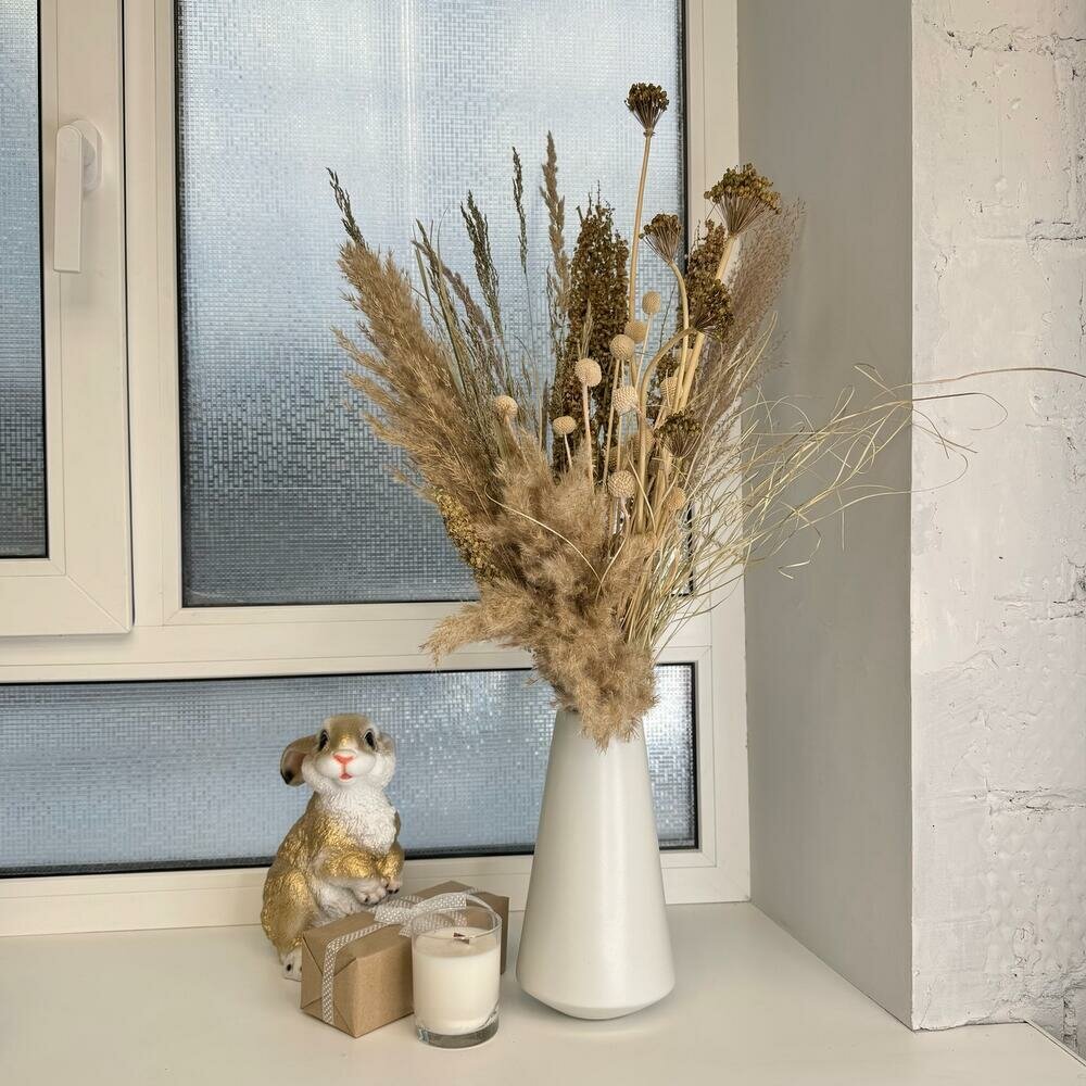 Букет из сухоцветов и стабилизированных цветов в вазе для интерьера