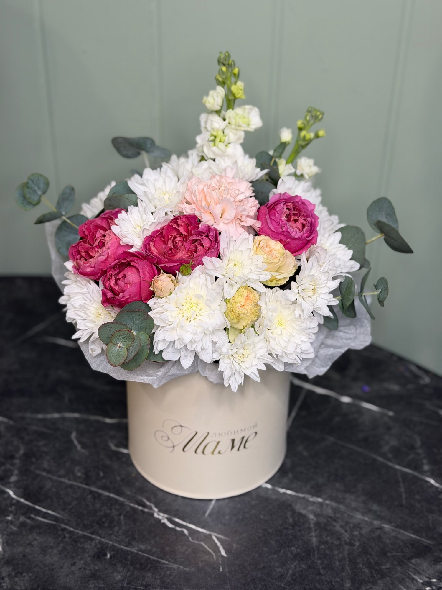 Букет в коробке для мамы из хризантем и кустовой розы