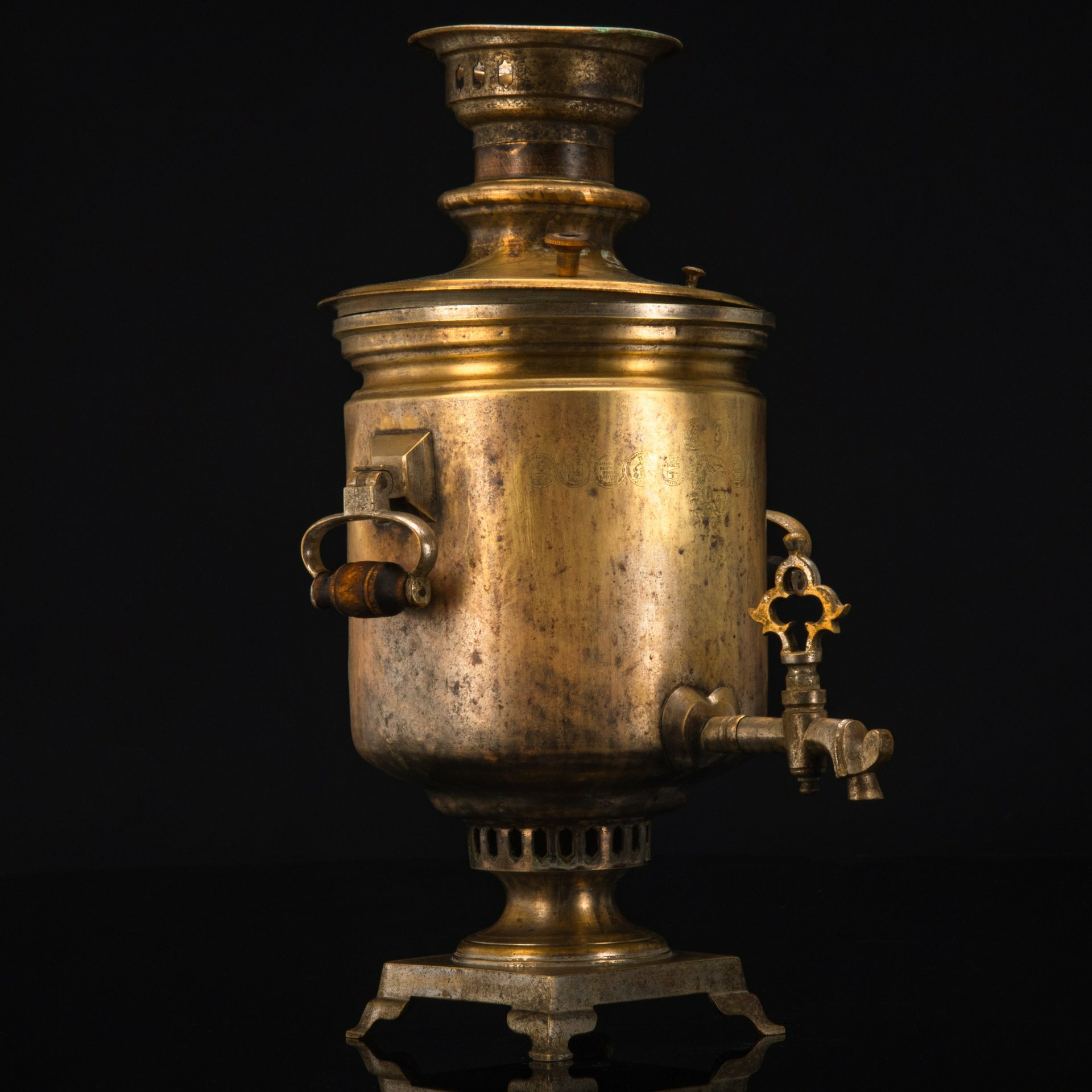 Самовар угольный с медалями (форма "Банка")