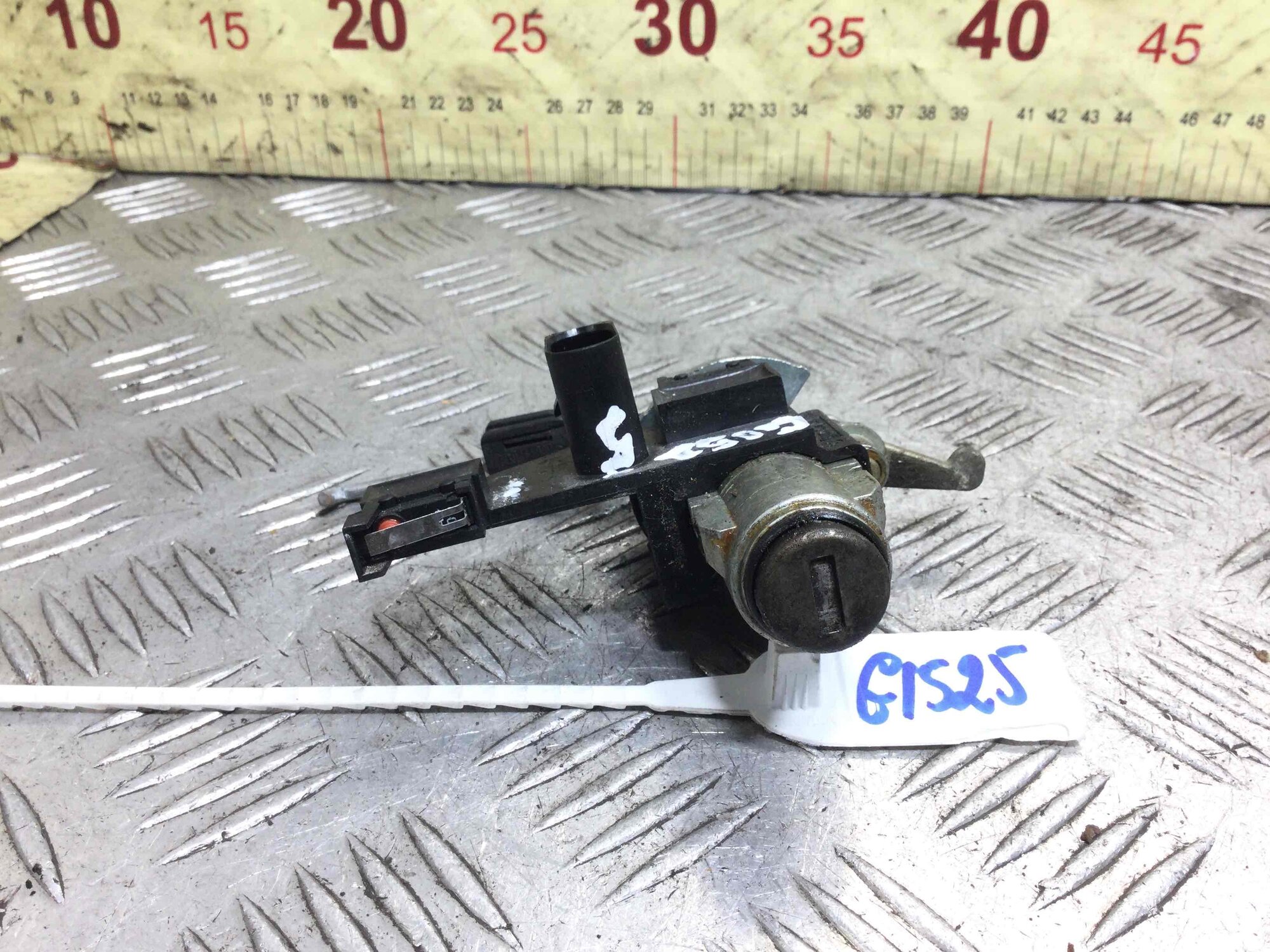 Б/У Личинка дверного замка Volkswagen Polo 4 поколение (2001-2005) 2002 г.