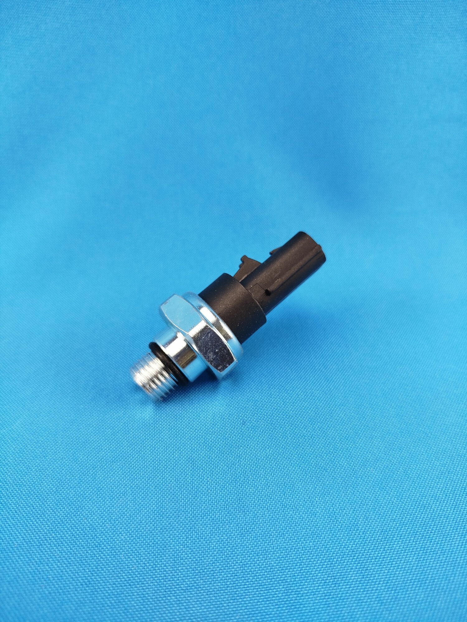 Датчик давления масла "АвтоТрейд" для автомобилей КамАЗ, ПАЗ, ГАЗ дв. Cummins