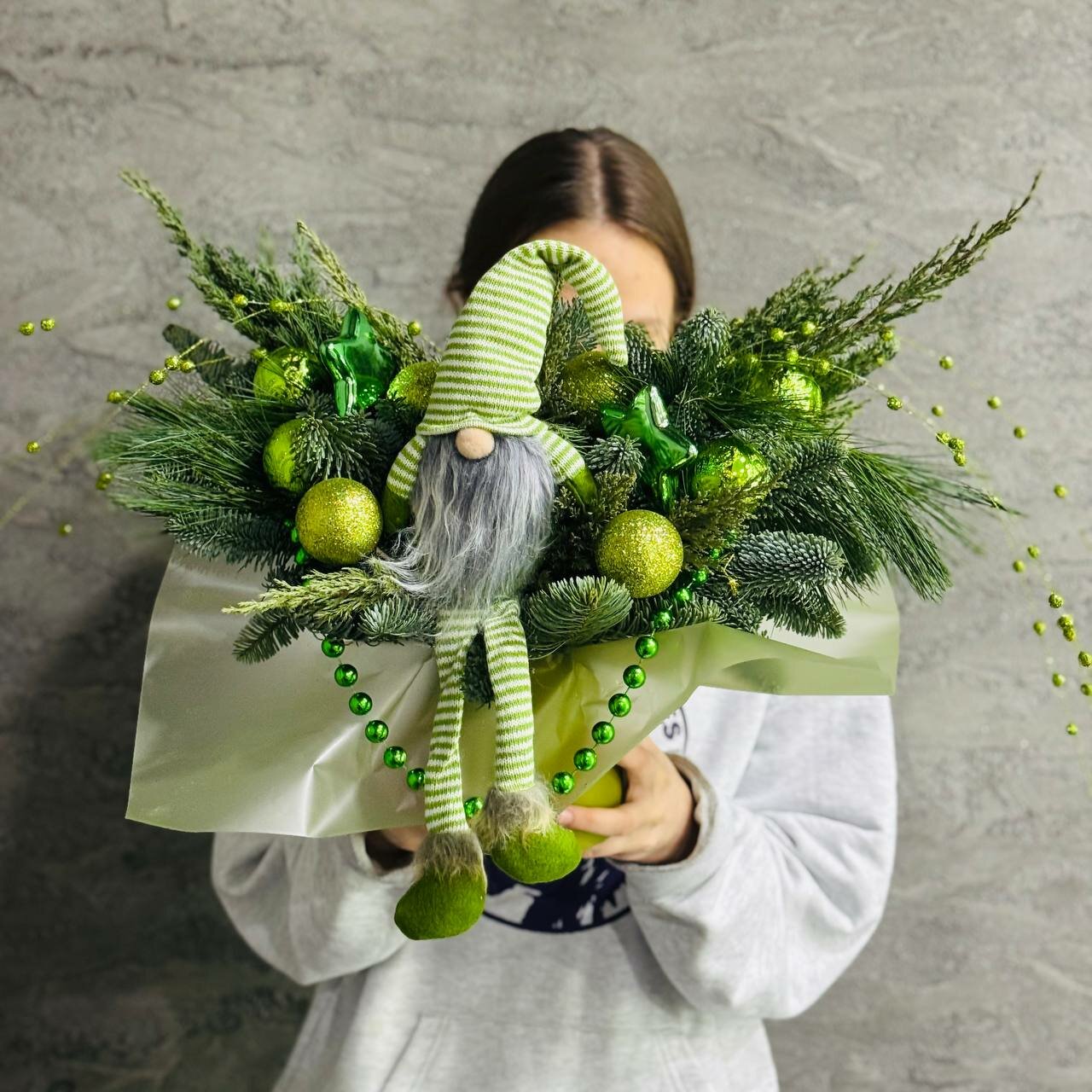 Новогодний букет из веток натуральной хвои нобилис, кипарис, можжевельник с мягкой игрушкой гном