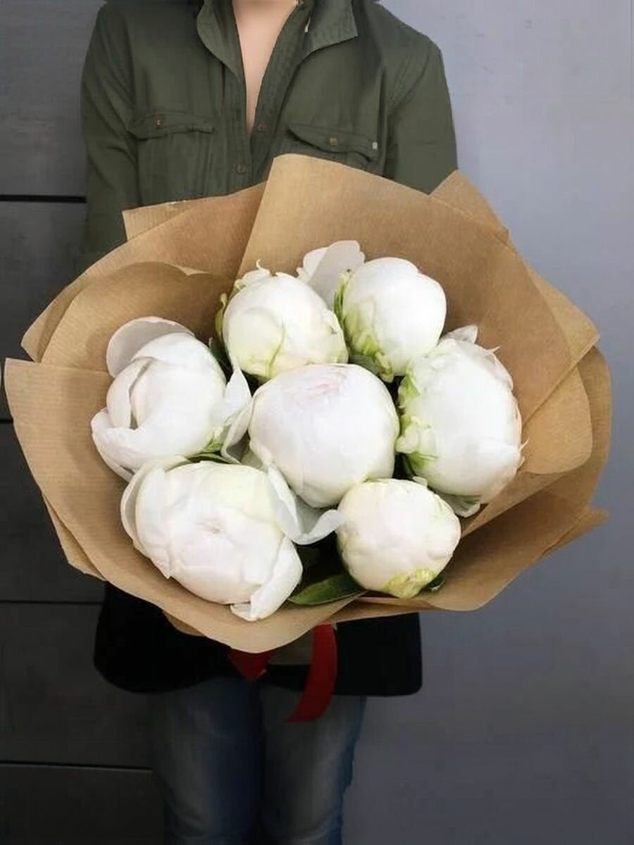 Букет белых пионов