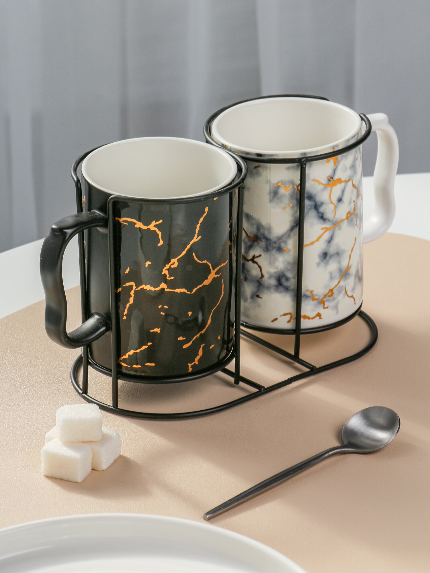 Набор из 2 керамических кружек 400 мл на металлической подставке, мраморный принт, черная и белая, подарок B060534