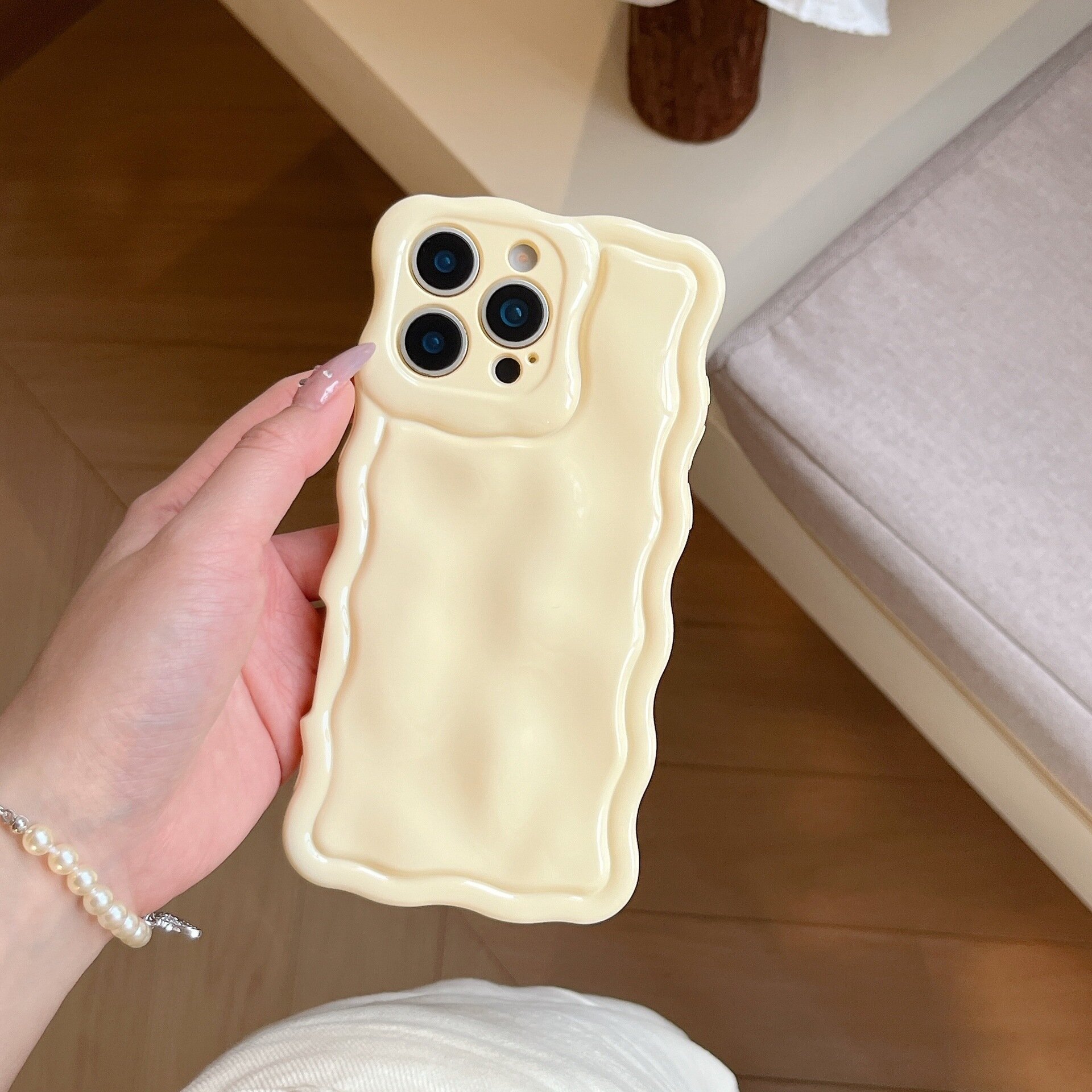 Чехол Wave Shell для iPhone 12, мягкий корпус, кремово-желтый цвет.