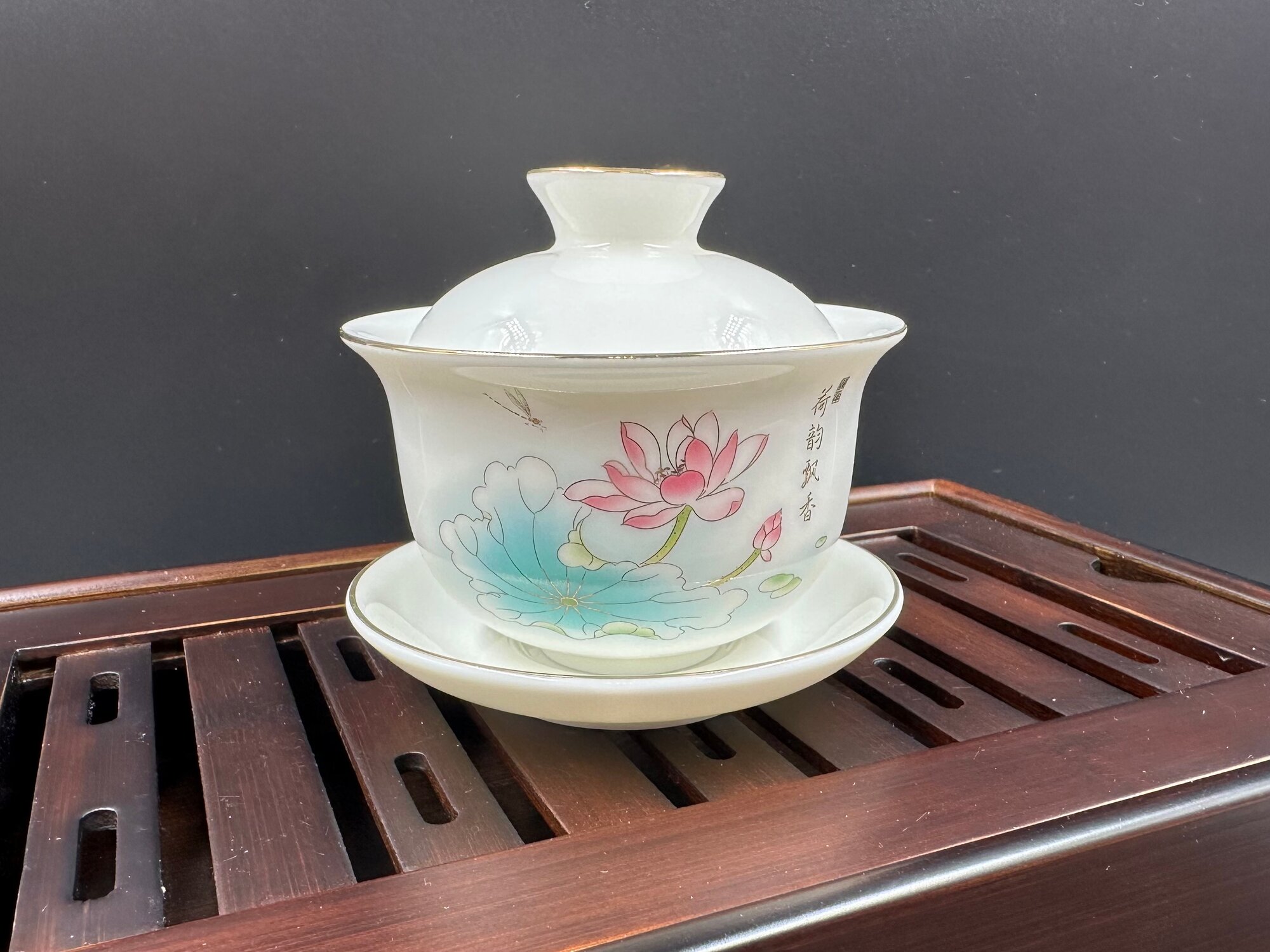 Гайвань с орнаментом «Аромат лотоса». Из фарфора «бараний жир, нефрит», вместимость 150мл.