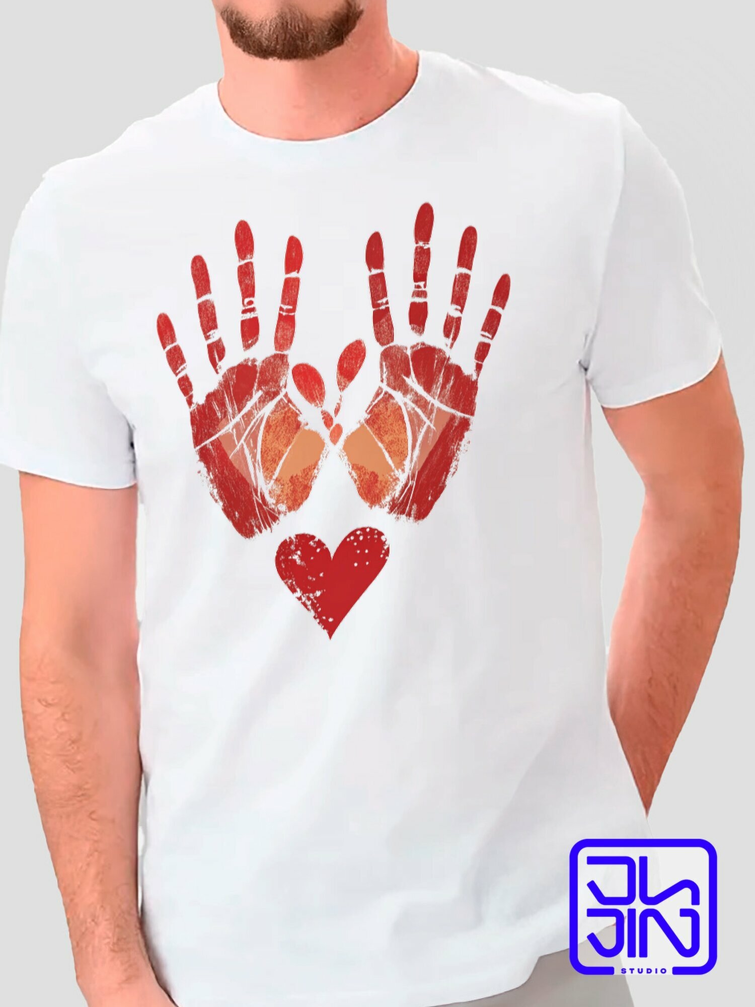 Футболка классическая мужская с авторским принтом Выразительная абстрактная композиция красных отпечатков ладоней с белым сердцем, белый хлопковый трикотаж с прикольным рисунком на груди