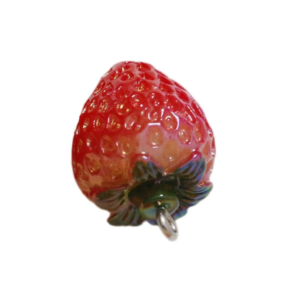 Клубничный подвесной кулон из смолы