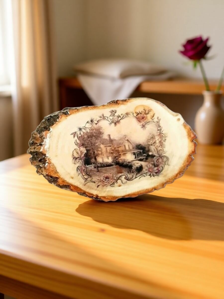 Декоративный древесный спил лакированный, на опоре. Размер 150х80 мм.