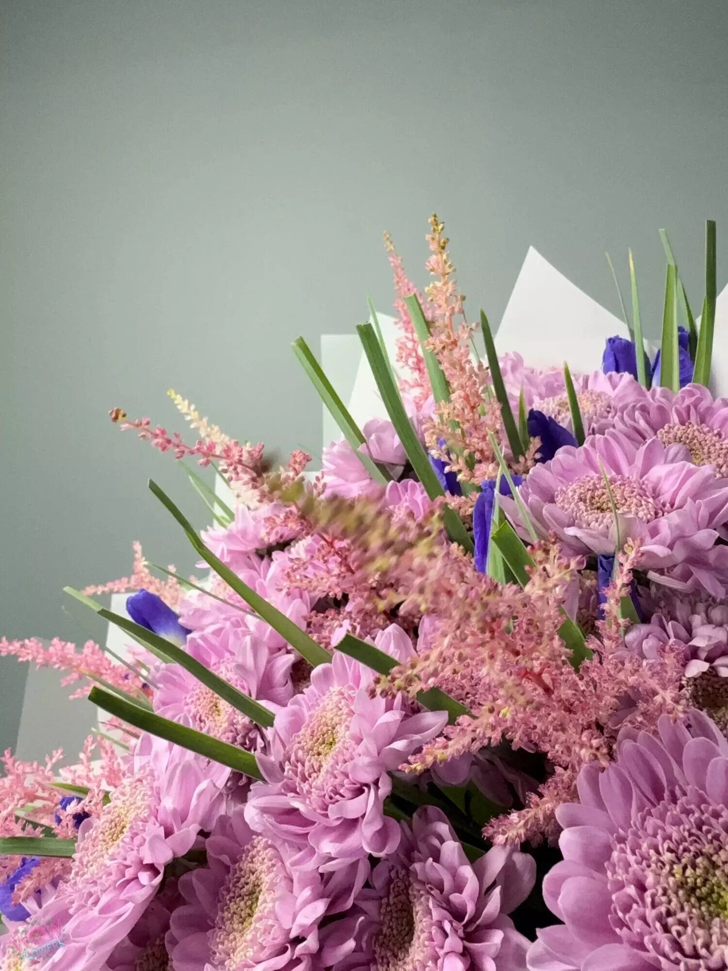 Сиреневое Поле: астильба, ирисы, хризантемы – купить яркий букет с доставкой