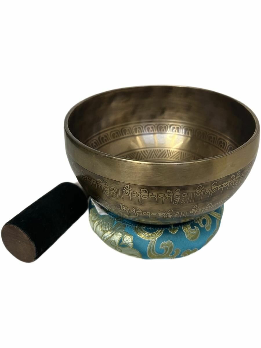 Тибетская поющая чаша тёмная с буддийскими символами (кованая): диаметр 16.6 см, нота До, 267 Гц, частота вибрации: 309 Гц, в комплекте со стиком и подушечкой