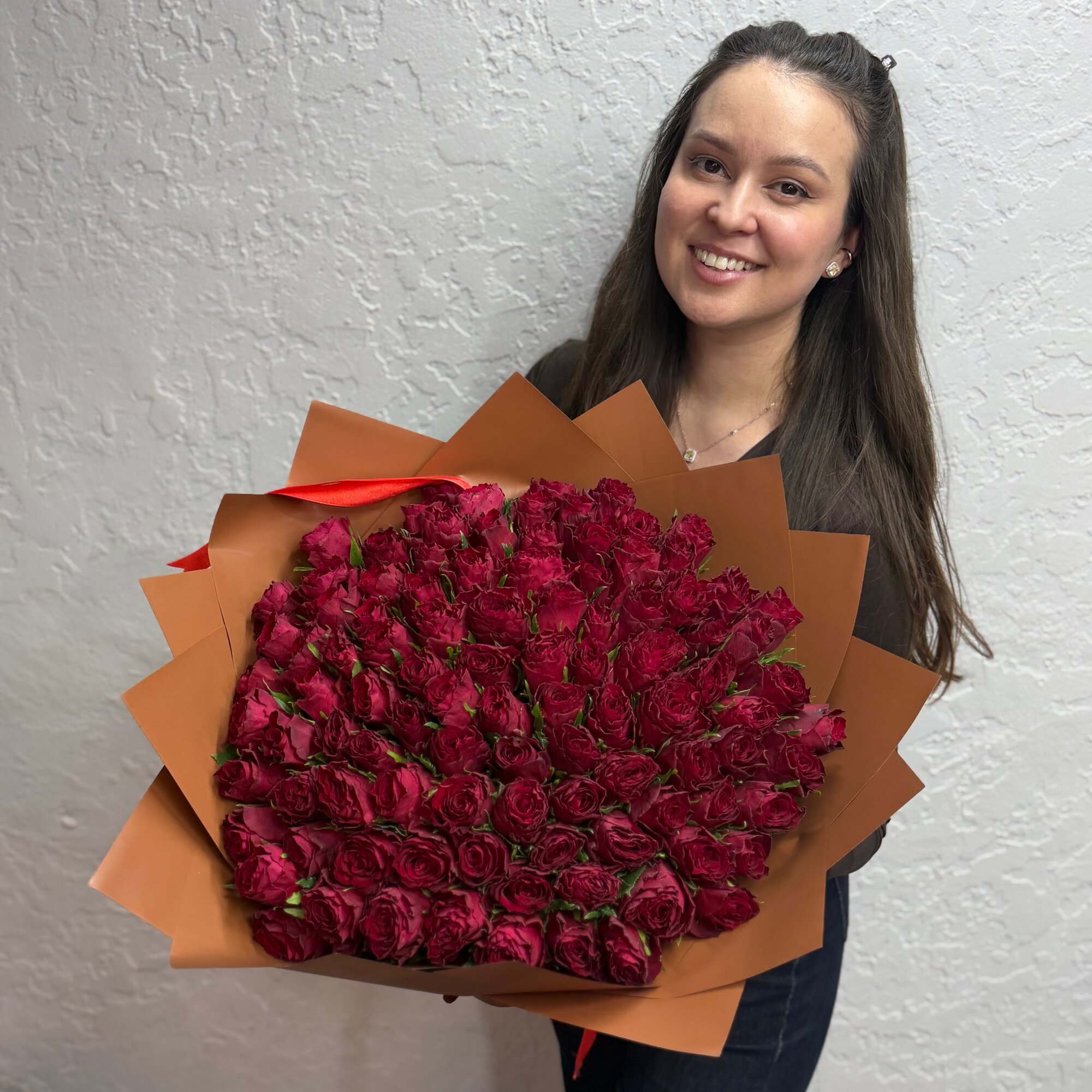 Букет, 101 красная роза «Океан любви», 40 см, коричневая упаковка, красная лента