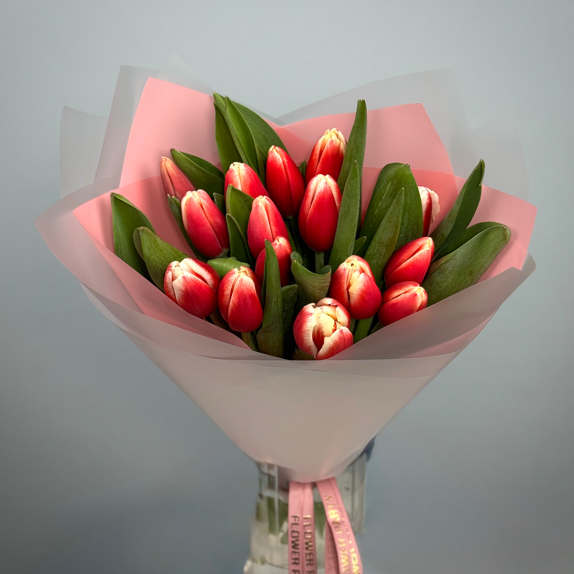 Букет из 15 красных тюльпанов в стильной упаковке. «365 Поводов» - живые цветы с доставкой