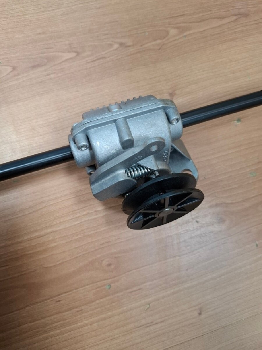 Редуктор привода колес газонокосилок длина 464 мм, ось 11,93 мм шкив 60 мм