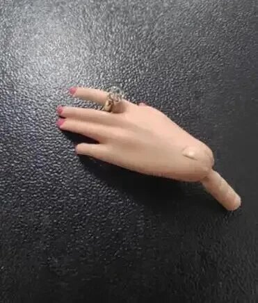 Кукла 1/6 Рука с белым бриллиантовым кольцом