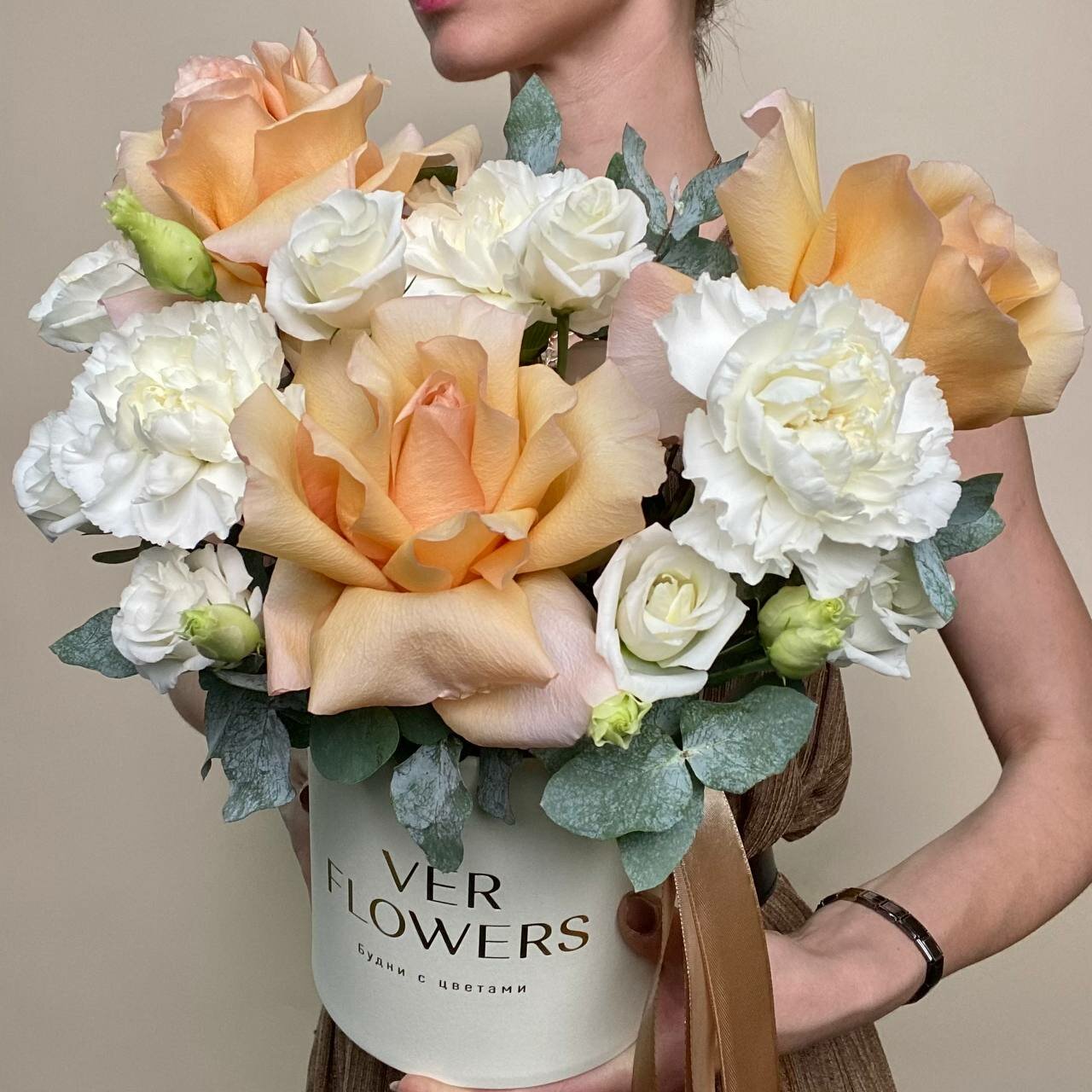 Композиция с французскими розами, гвоздиками и эустомой ver flowers