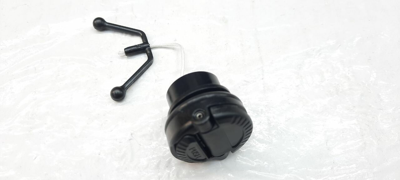 Крышка масляного бака пилы Makita DUC150 арт 126832-8