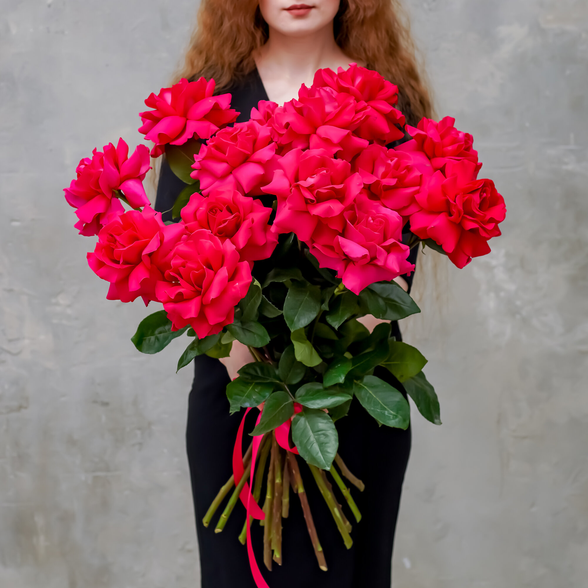 Букет живых цветов из 15 малиновых эквадорских роз Пинк Флойд с атласной лентой