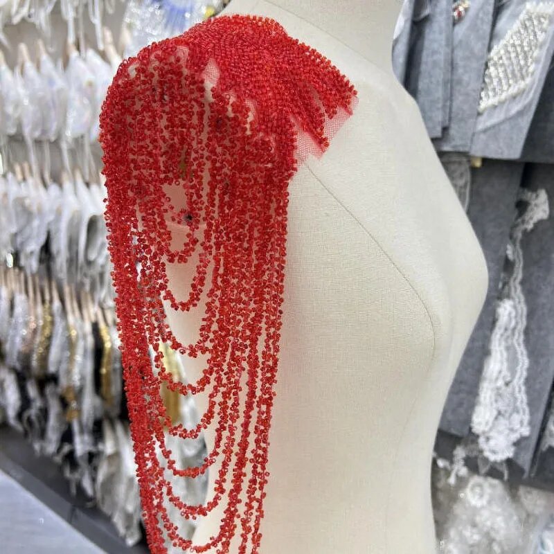 Красная аппликация из бисера 37*15 см