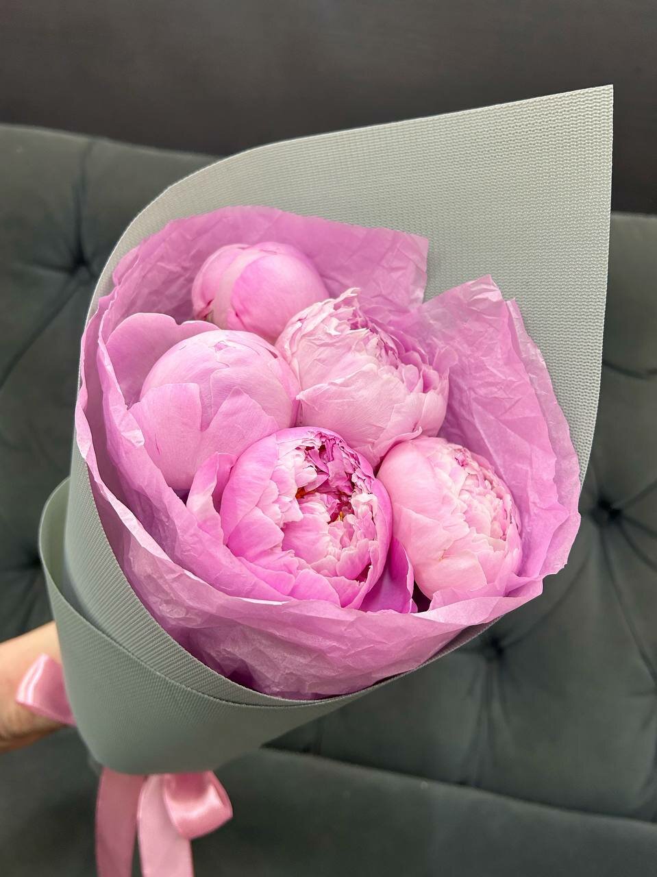 Монобукет из 5 розовых пионов Сара Бернар в двухслойной упаковке