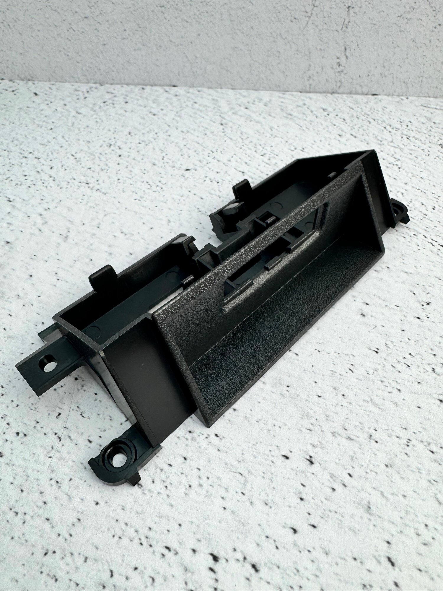 Кронштейн кнопки для ручки багажника Nissan X-Trail T31. Артикул - 90810JG00B.