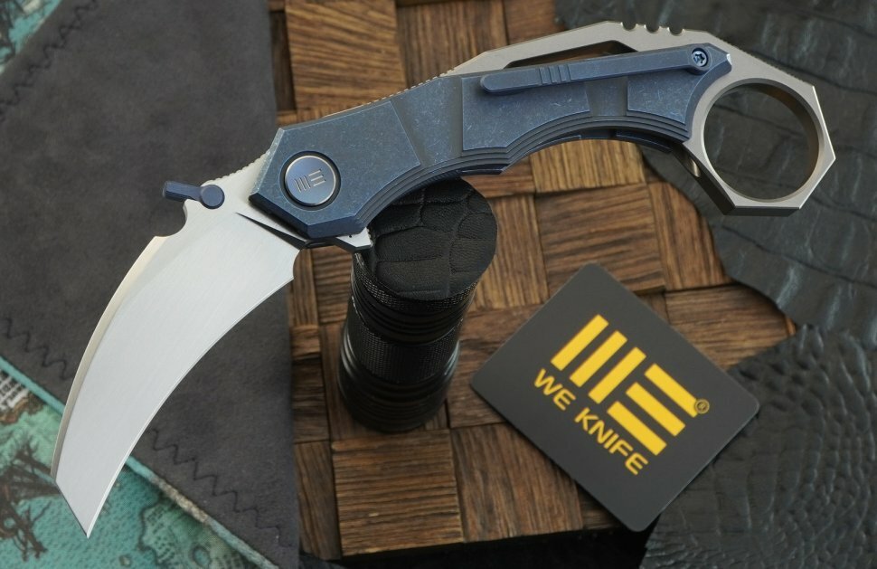 Складной нож We Knife Tayra, сталь M390, ручной сатин, рукоять титан/синее анодирование
