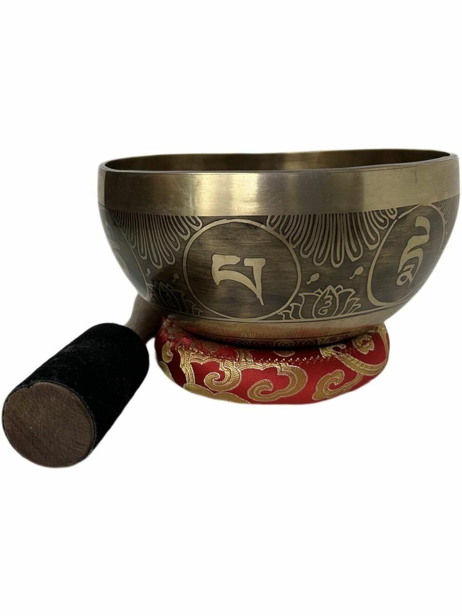 Тибетская поющая чаша тёмная с буддийскими символами (кованая): диаметр 18.62 см, нота Сол#, 205 Гц, частота вибрации: 309 Гц, в комплекте со стиком и подушечкой