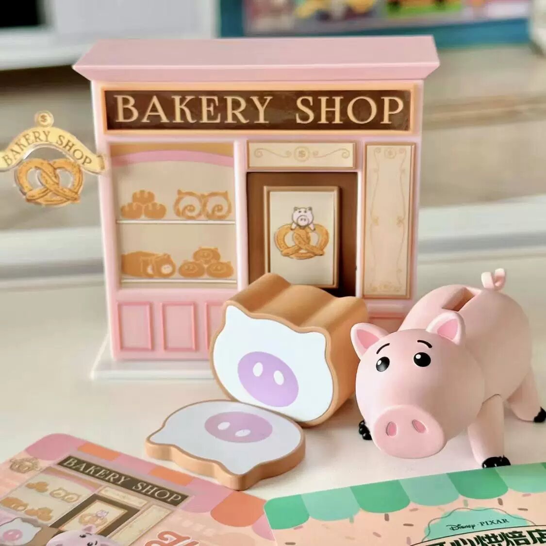 Оригинальная коллекционная фигурка MINISO Pixar Happy Dessert Street Series: Медведь-клубника (слепая коробка),