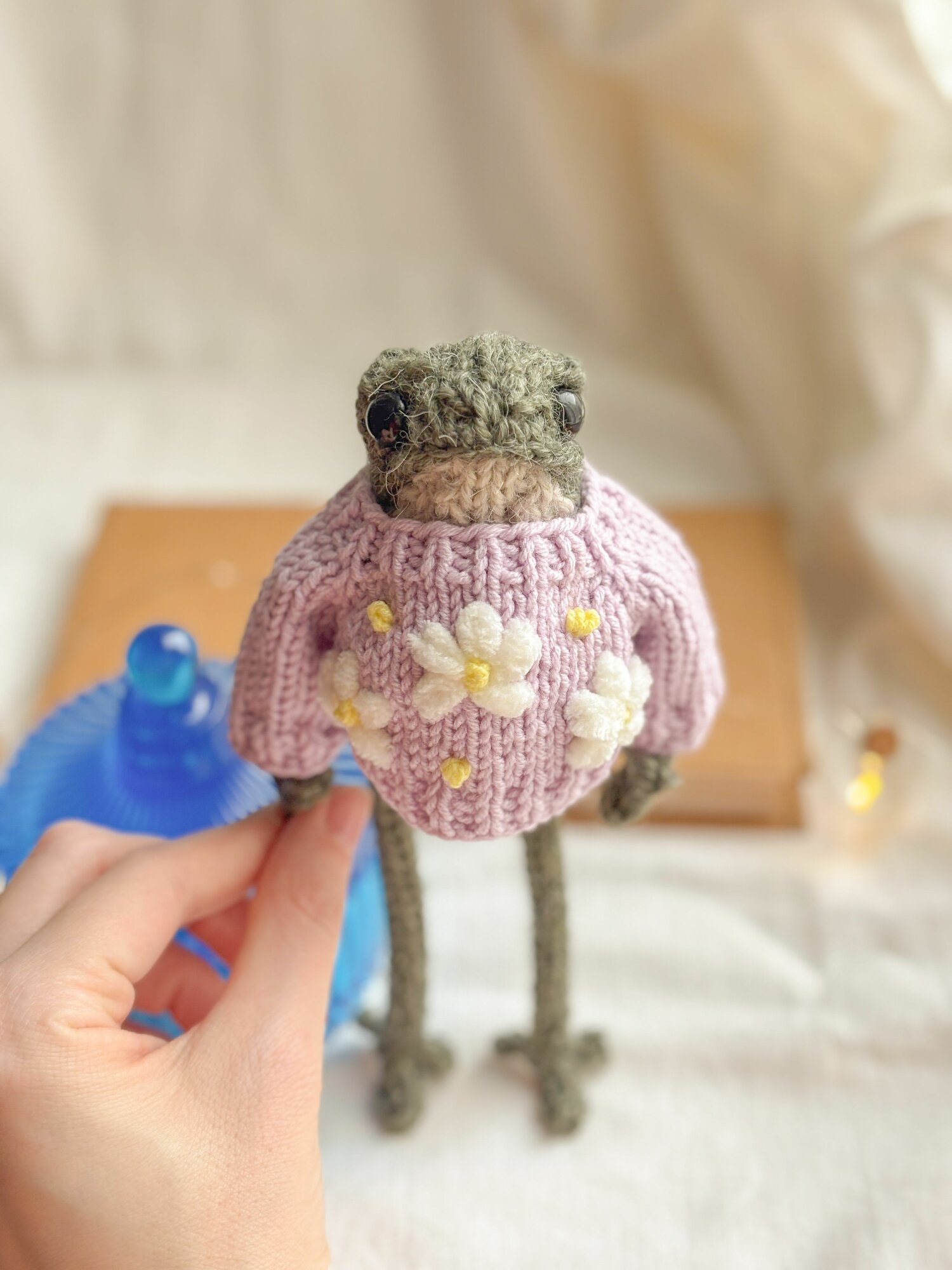 Вязанная лягушка в свитере (с каркасом), ручная работа