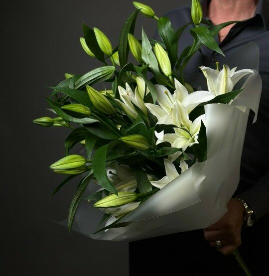 Букет из 5 белых лилий, идеальный и незабываемый подарок для любимой