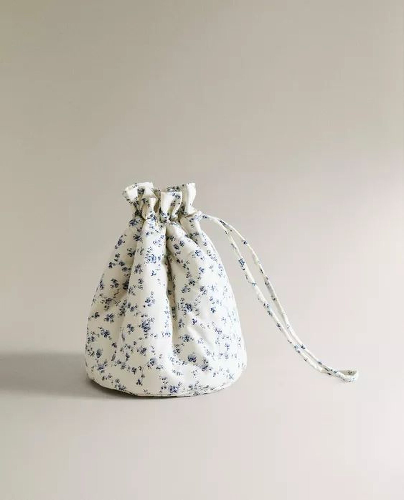 Детская косметичка-мешок ZARA HOME 1620/126/400 - хлопковая с цветочным узором, 24 х 17 см, цвет синий