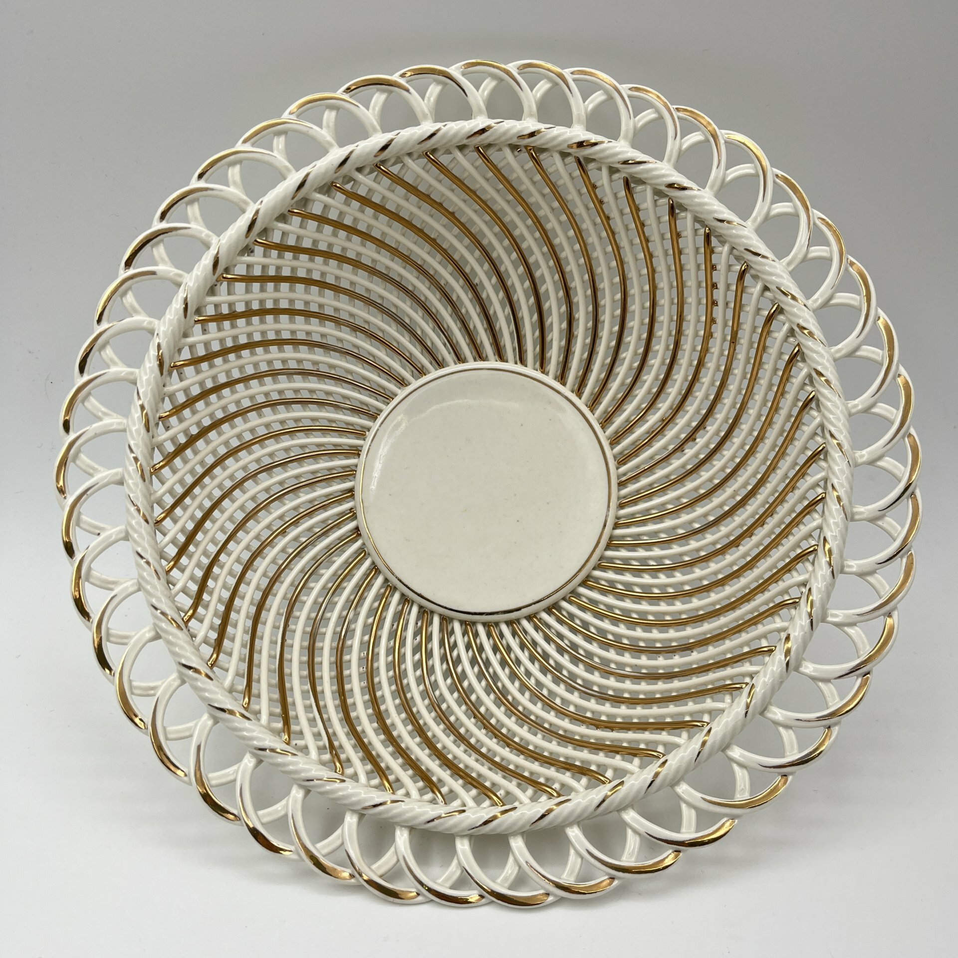 Сухарница-плетенка с ажурным бортом, фаянс, золочение