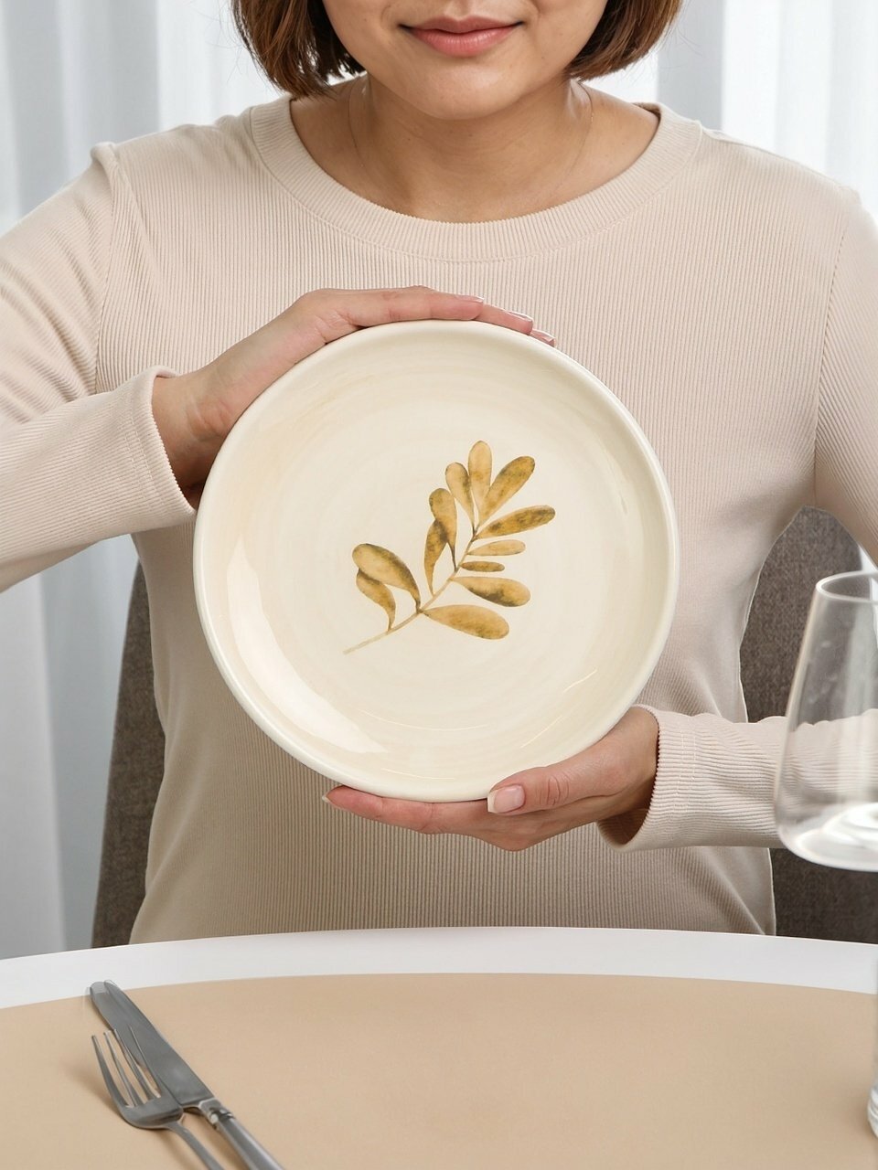 Тарелка Daniks Pollen из доломита, 21 см, круглая, бежевая с растительным орнаментом, в подарочной упаковке для сервировки