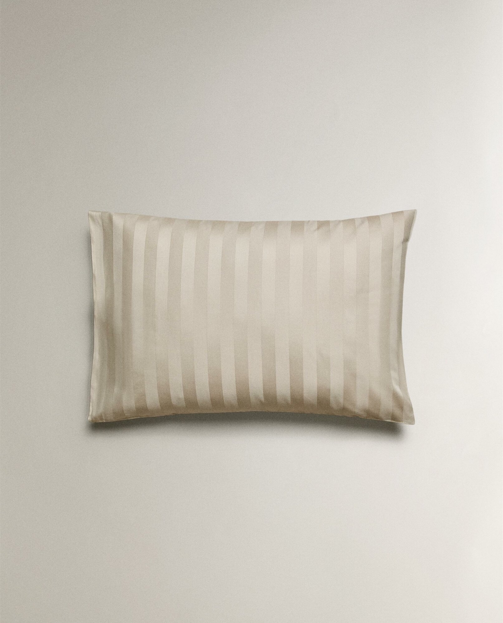 Наволочка из сатина в полоску (плотность 500 нитей), 50 x 75 cm , grey. Бренд - Zara Home