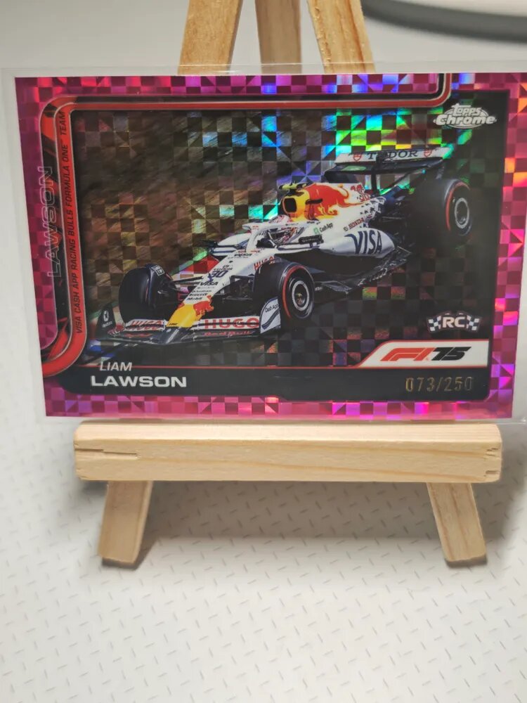 Коллекционная карточка Topps Chrome F1 с номером гоночного автомобиля