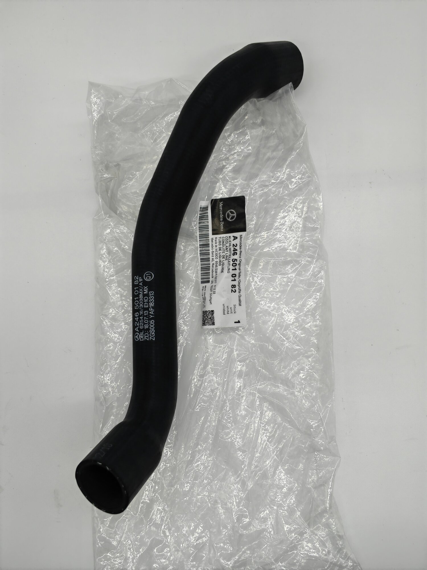 Mercedes-Benz Патрубок Mercedes арт. A2465010182