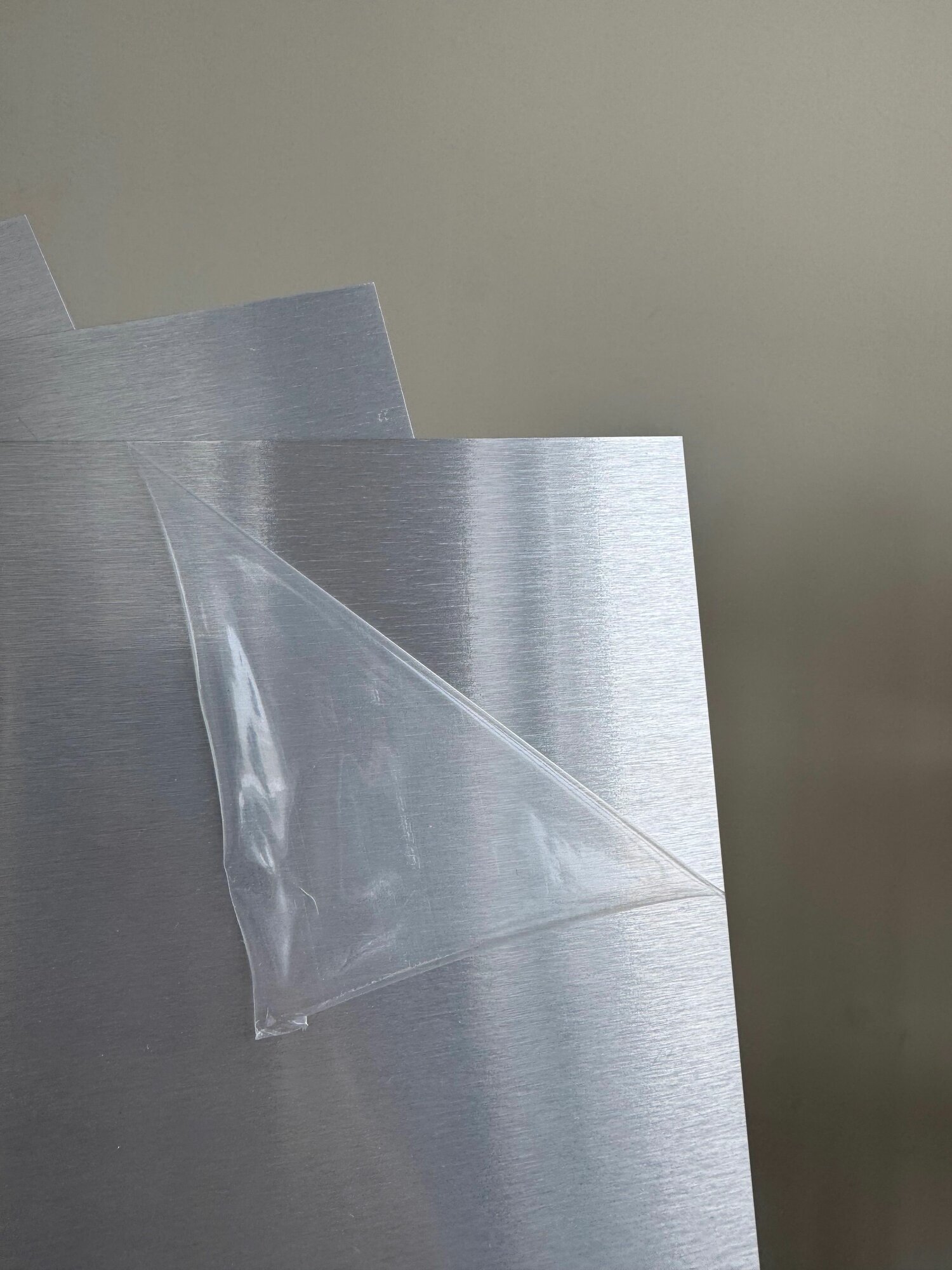 Алюминий для сублимации серебро шлифованное (царапанное) 0,5 мм, 3 листа 30*20 см, одностор. Металл для бейджей, шильдов и табличек