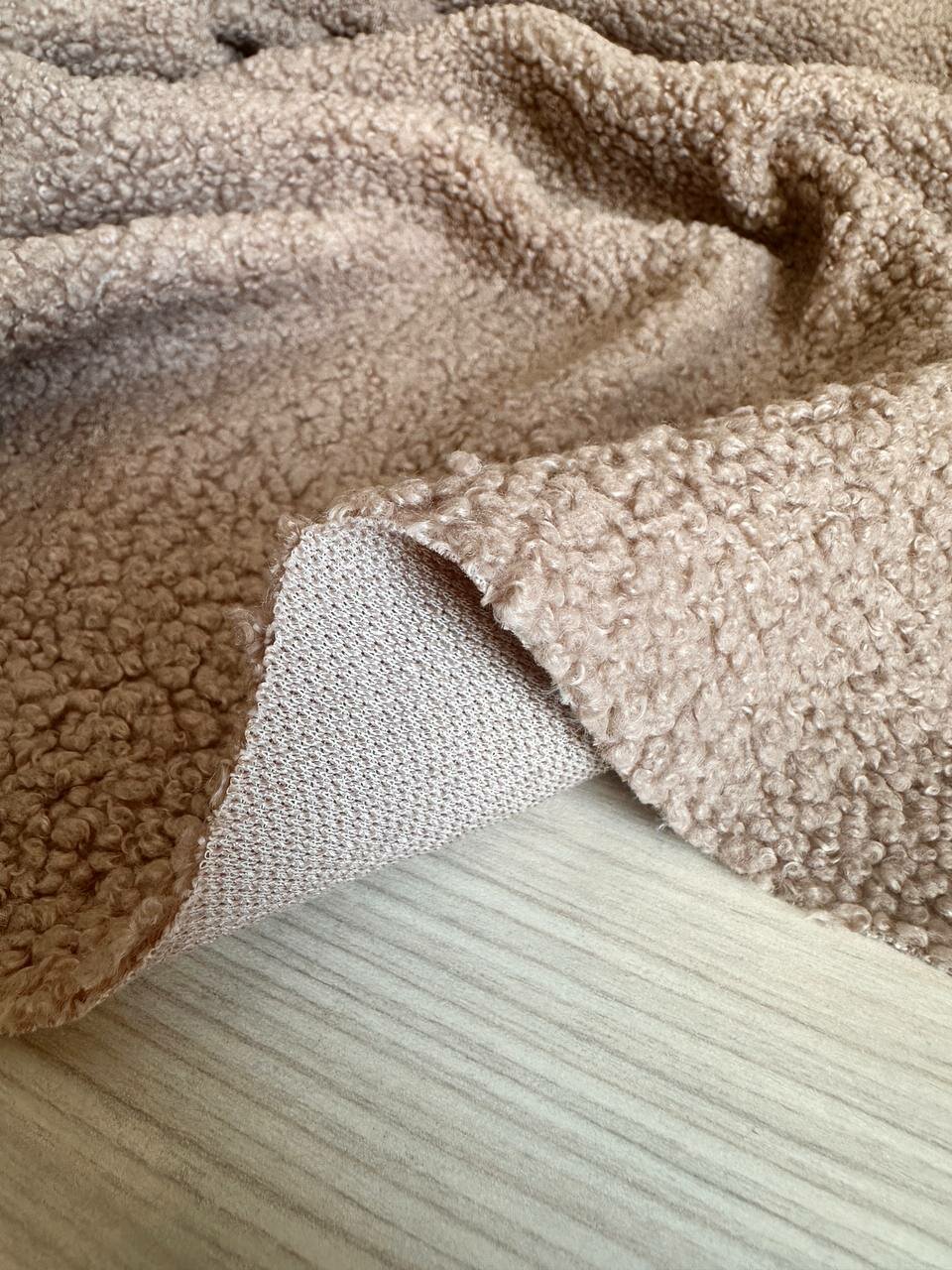 1м. Мех искусственный барашка бежевый. Ткань для шитья и рукоделия игрушек, одежды. Ширина 170 см. Плотность 310