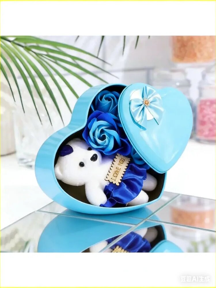 Подарочный букет из мыльных роз и плюшевого мишки в коробке на День святого Валентина