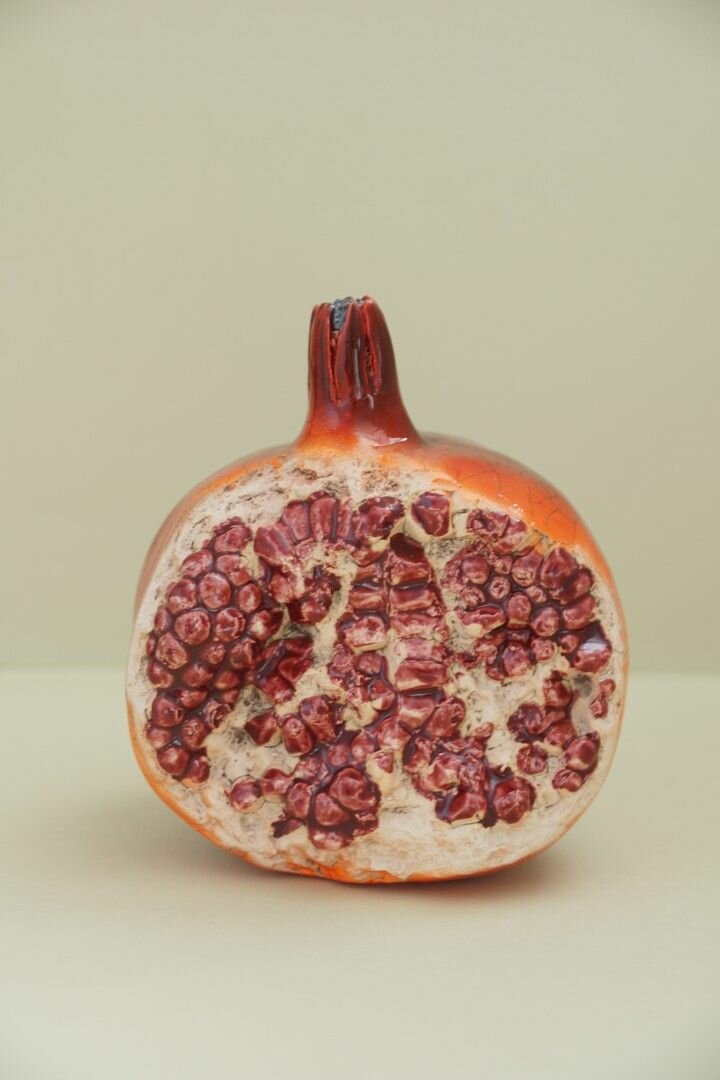 Керамический фрукт "Гранат (половина)". Ярославская майолика. Керамика ручной работы. Сделано в России.