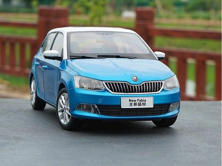 Модель автомобиля Skoda NEW Fabia 1: 18 из металлических сплавов, Версия 2016 года, синий