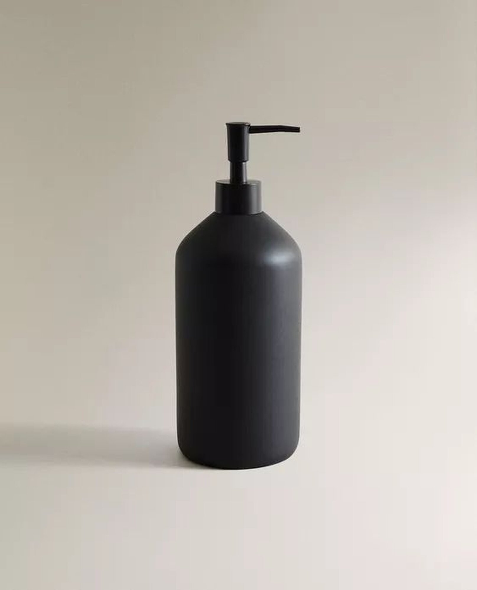 Дозатор для мыла ZARA HOME 1534/466/800 - из черного пластика с матовой отделкой, 800 мл, 20 х 10 х 10 см, цвет черный
