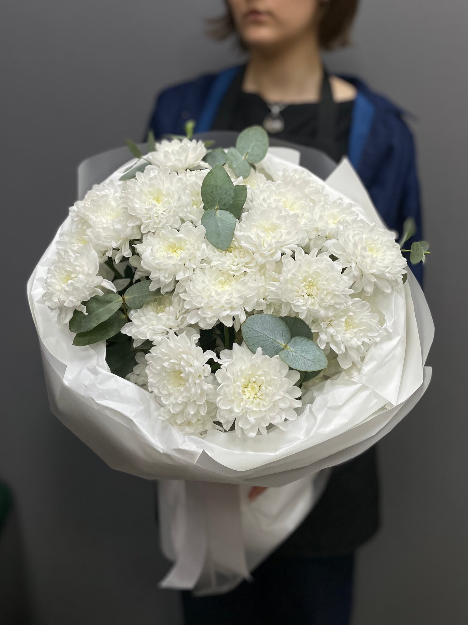 Букет FLOWELLE, из кустовых хризантем, с эвкалиптом, в белой упаковке