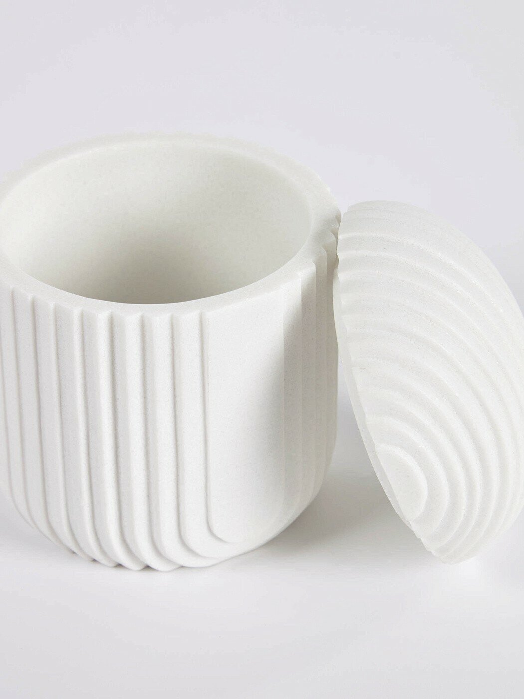 Банка для хранения "La Forma Ateneas", искусственный камень, белая, высота 16 см, ширина 10 см