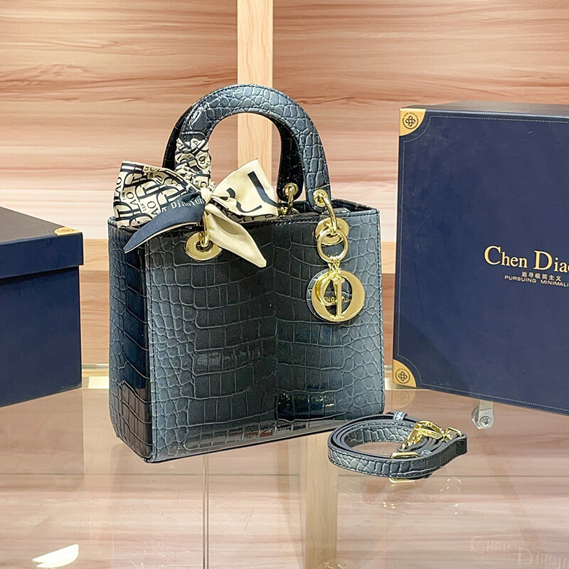 Женские сумки 2025 года, новая модель с крокодиловым узором, сумка Lady Dior, маленькая квадратная сумка, стильная сумка через плечо с шелковым шарфом в комплекте.