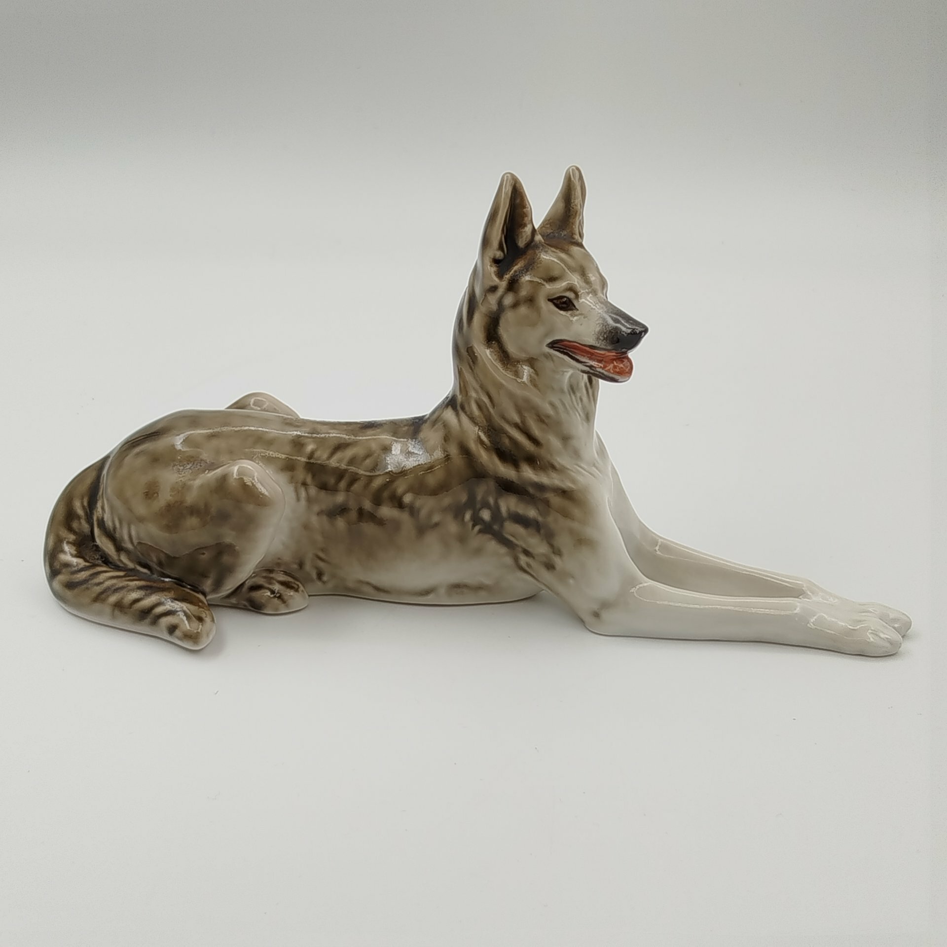 Статуэтка "Немецкая овчарка", автор В. С. Драчинская, фарфор, роспись