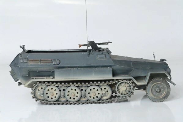 3572 1/35 Сборная модель Немецкий бронетранспортер "Ханомаг" Sd.Kfz 251/1 AusF.B