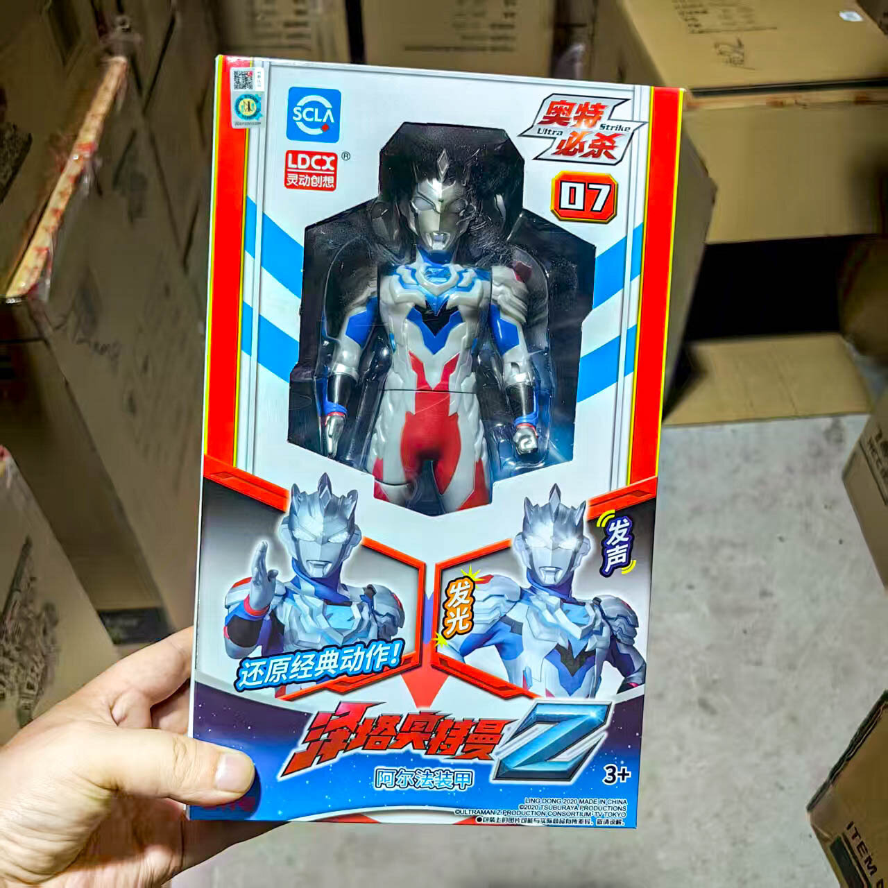 Официальная игрушка для мальчиков Ultraman Ultimate Power Leg Squeezing с подсветкой, звуком и трансформацией Tiga Zero X